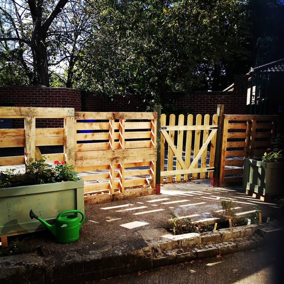20+ Pallet Fence Ideas That Anyone Can Build