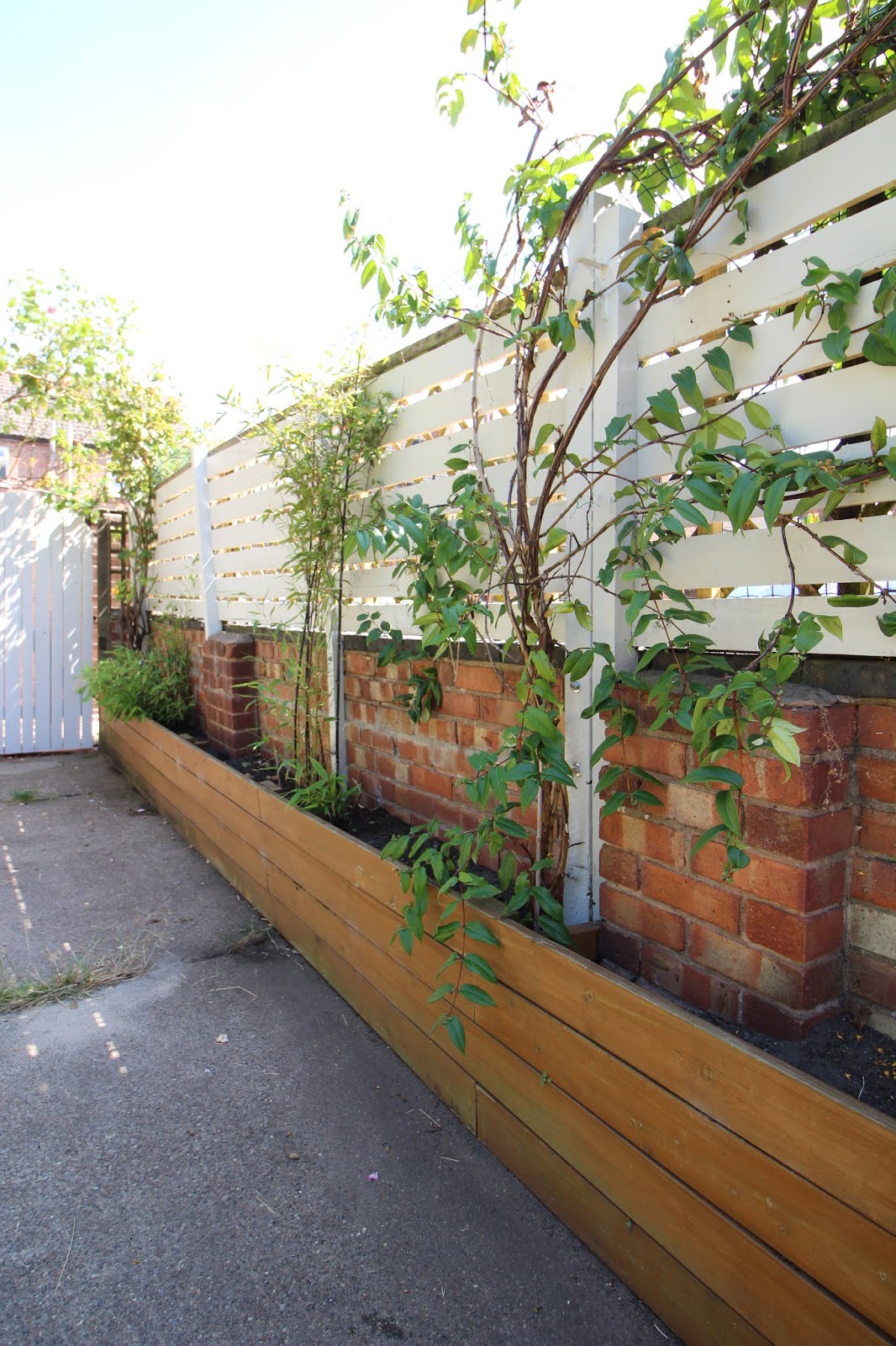 20+ Pallet Fence Ideas That Anyone Can Build