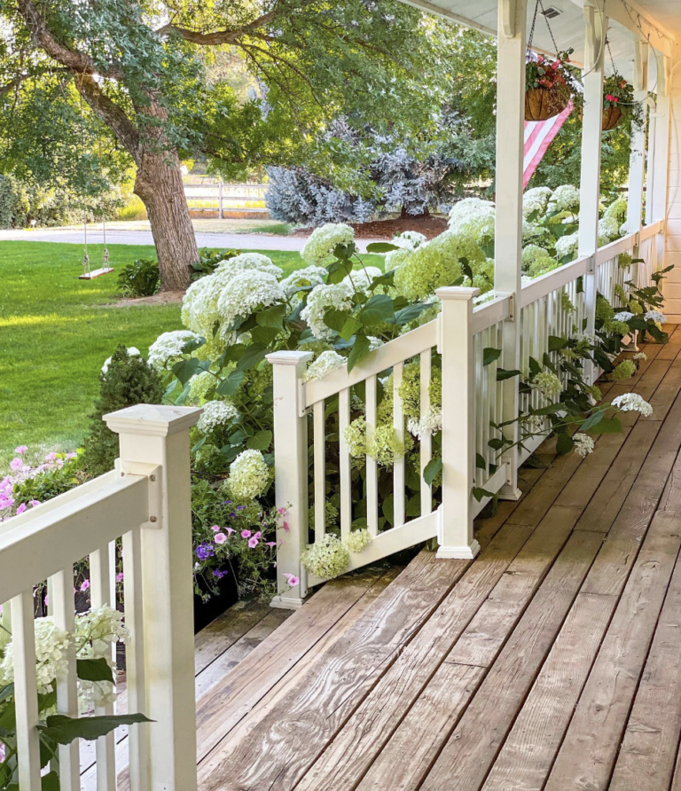 40 Gorgeous Front Porch Railing For A Beautiful Entrance