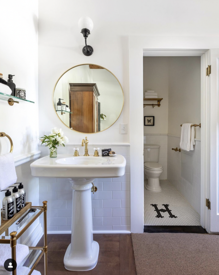 30 Functional Yet Aesthetic Pedestal Sink Bathroom Ideas