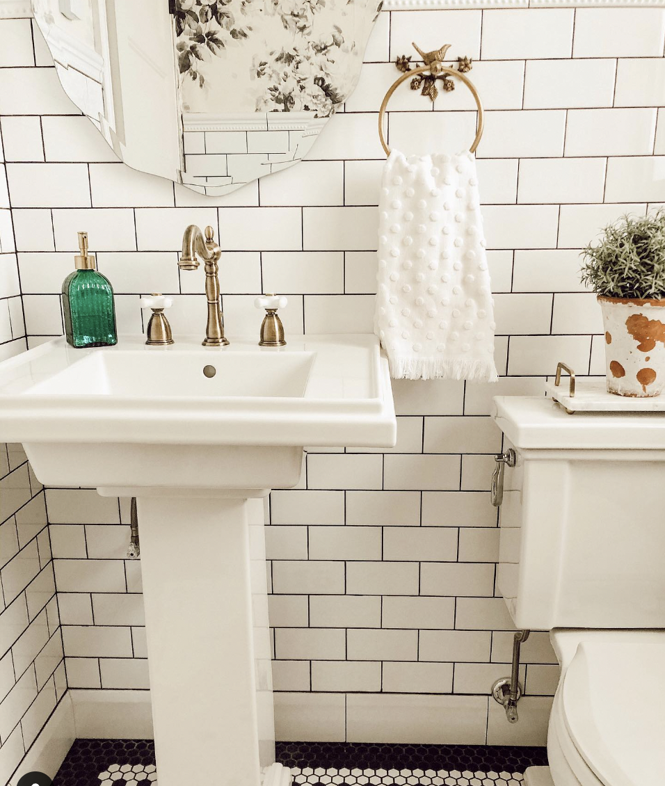 30 Functional Yet Aesthetic Pedestal Sink Bathroom Ideas