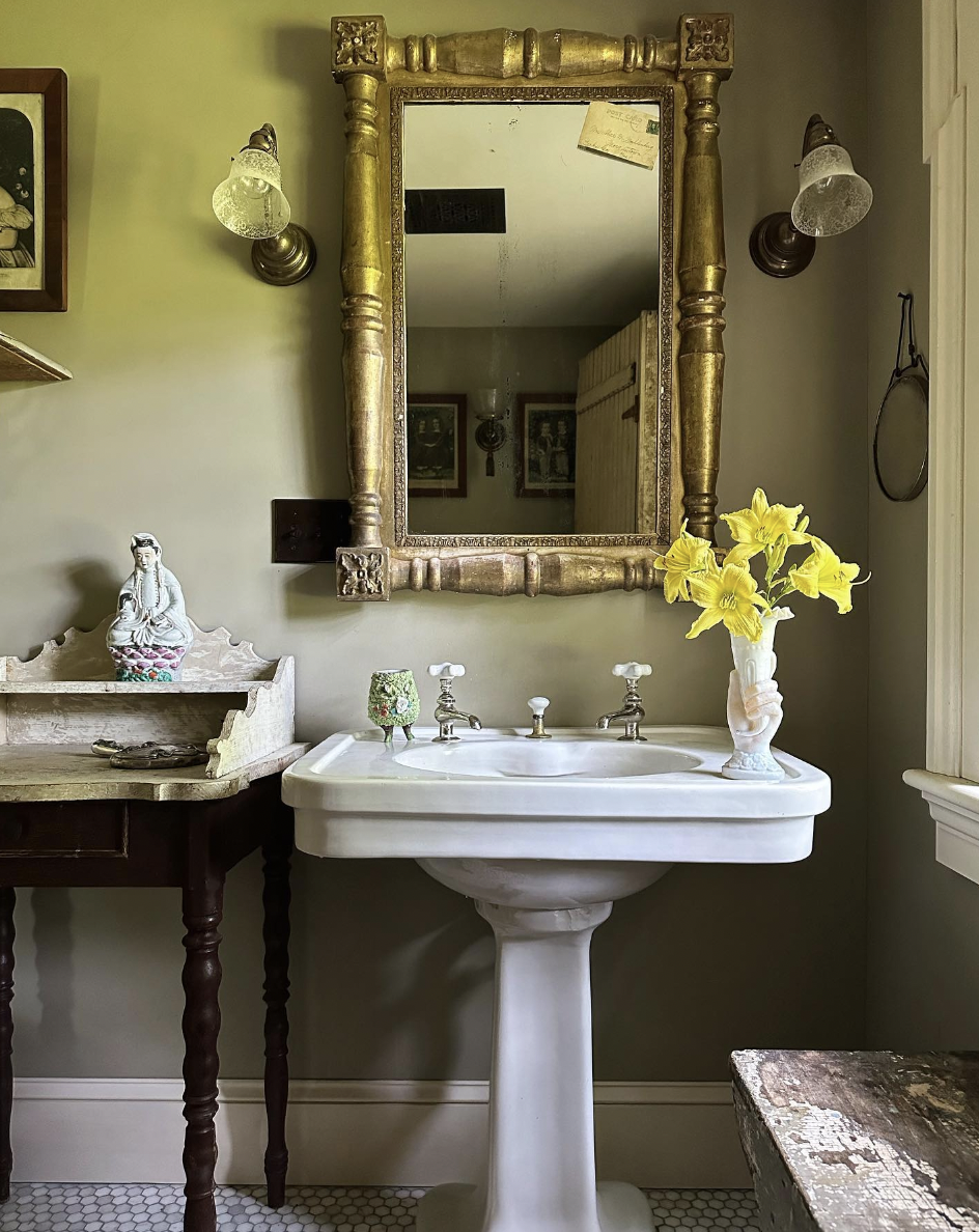 30 Functional Yet Aesthetic Pedestal Sink Bathroom Ideas