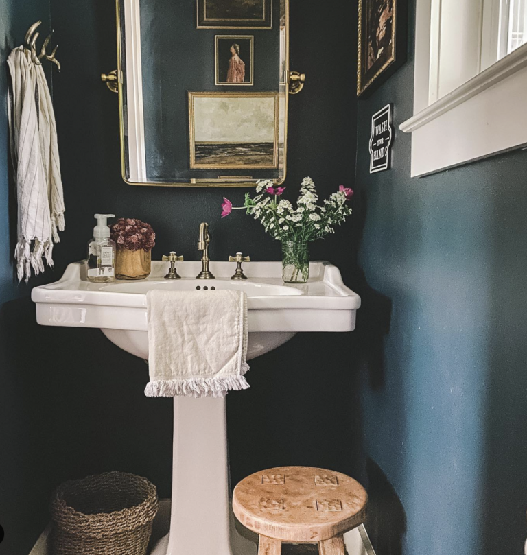 30 Functional Yet Aesthetic Pedestal Sink Bathroom Ideas