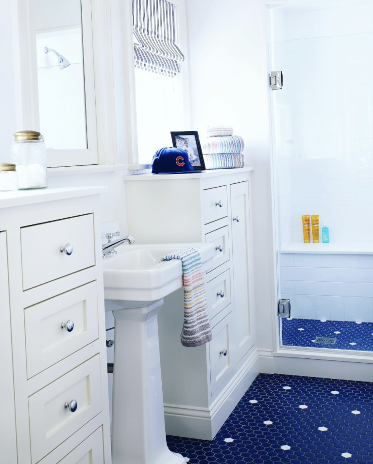 30 Functional Yet Aesthetic Pedestal Sink Bathroom Ideas