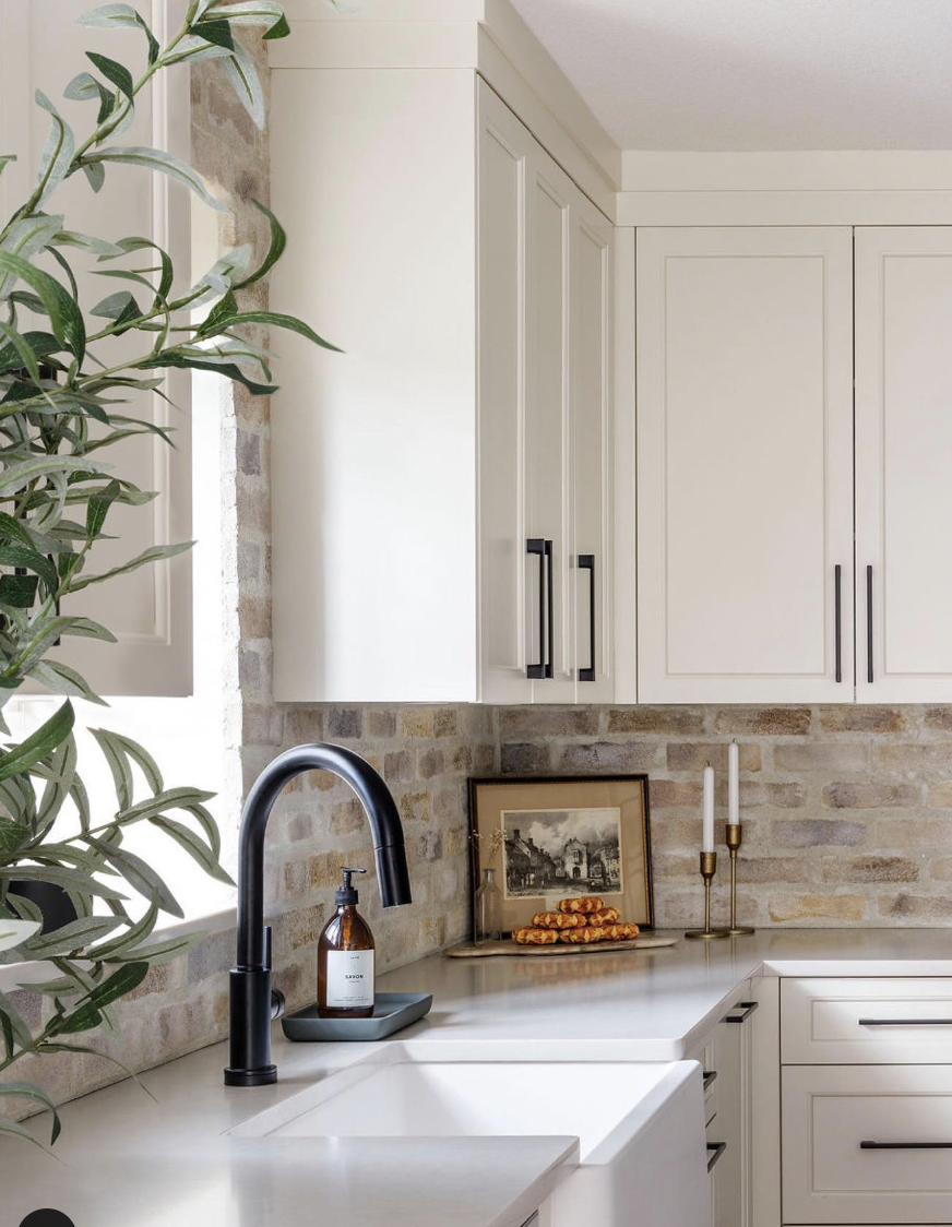 35 Stunning Off-White Kitchen Cabinets For A Spacious Look
