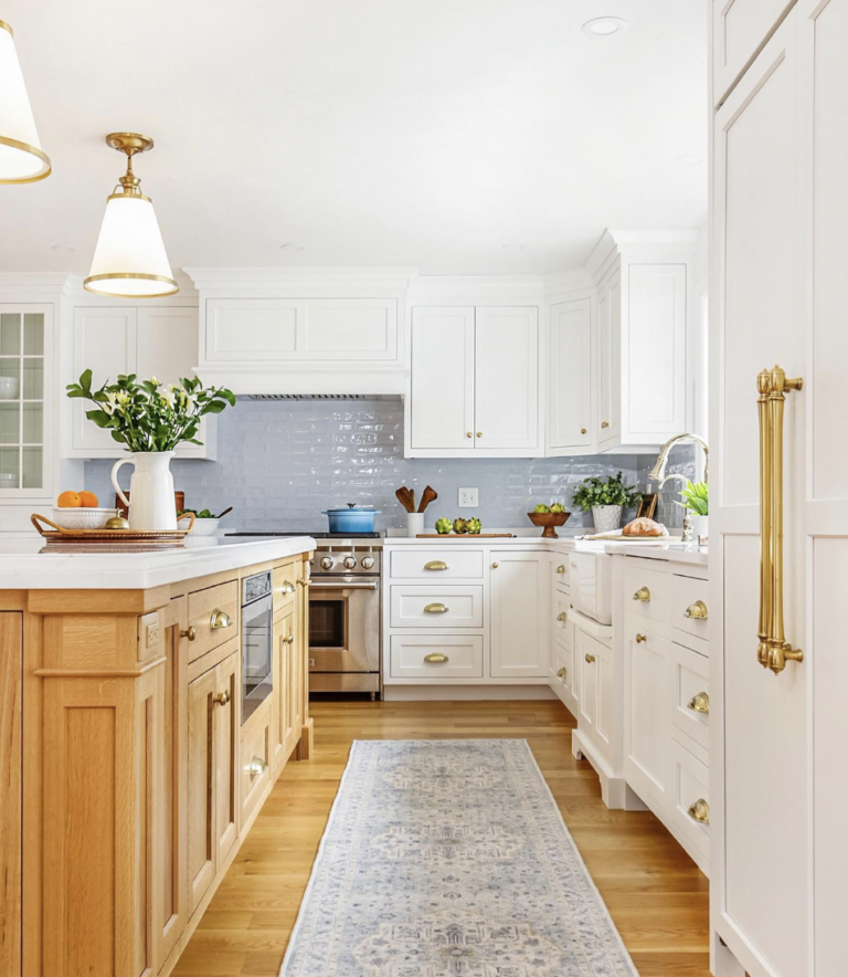 35 Amazing White Cabinets With Gold Hardware For A Luxurious Look