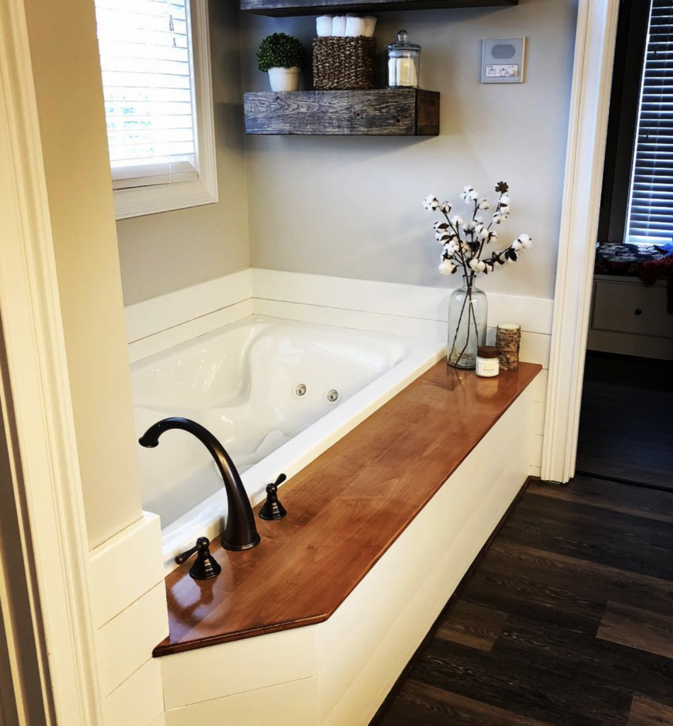 20 Functional Yet Stylish Bathtub Ledge Ideas