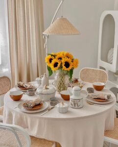 35 Beautiful And Chic Round Table Decor Ideas You Should Try