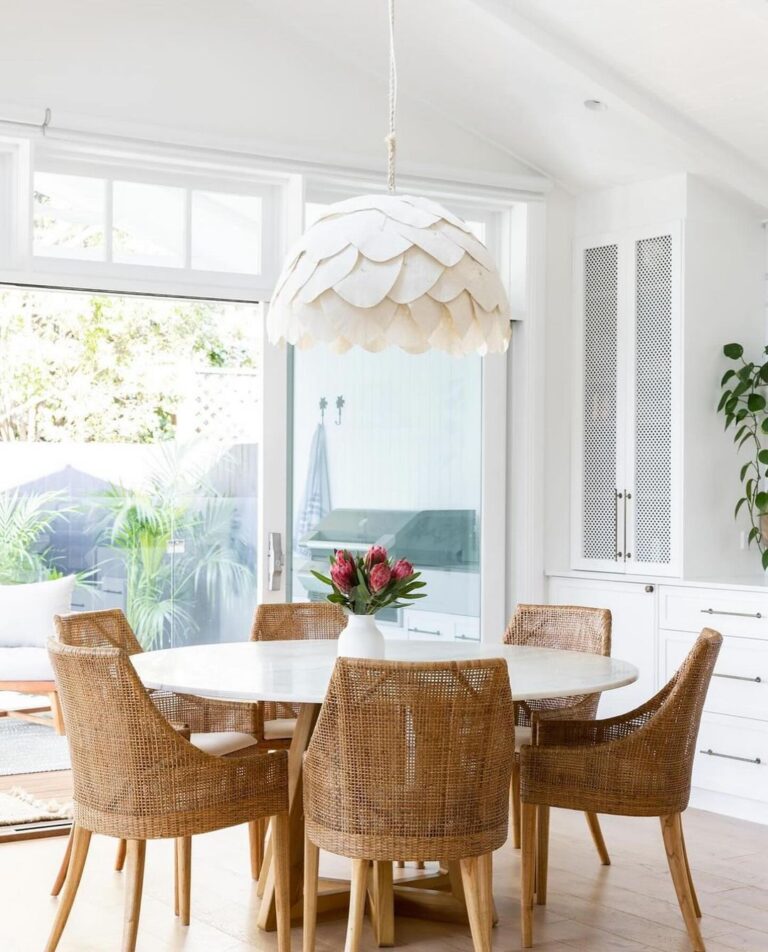 35 Beautiful And Chic Round Table Decor Ideas You Should Try