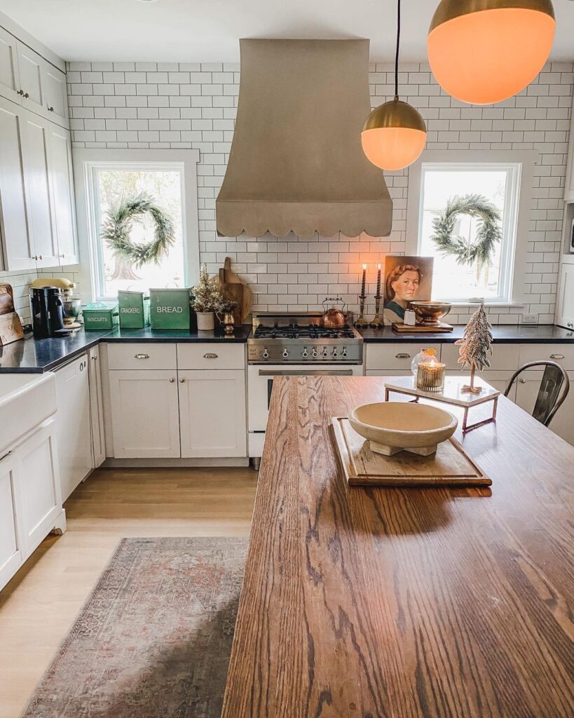 25 Rustic And Beautiful Farmhouse Range Hood Ideas