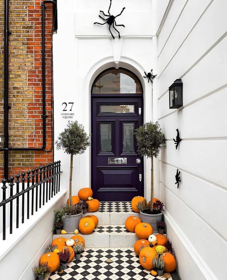 25 Beautiful And Spooky Halloween Door Decor Ideas You Should See!