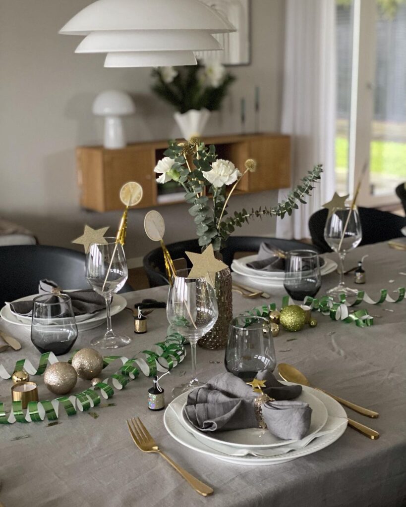 25 Super Chic New Years Table Decor Ideas You Should Try!