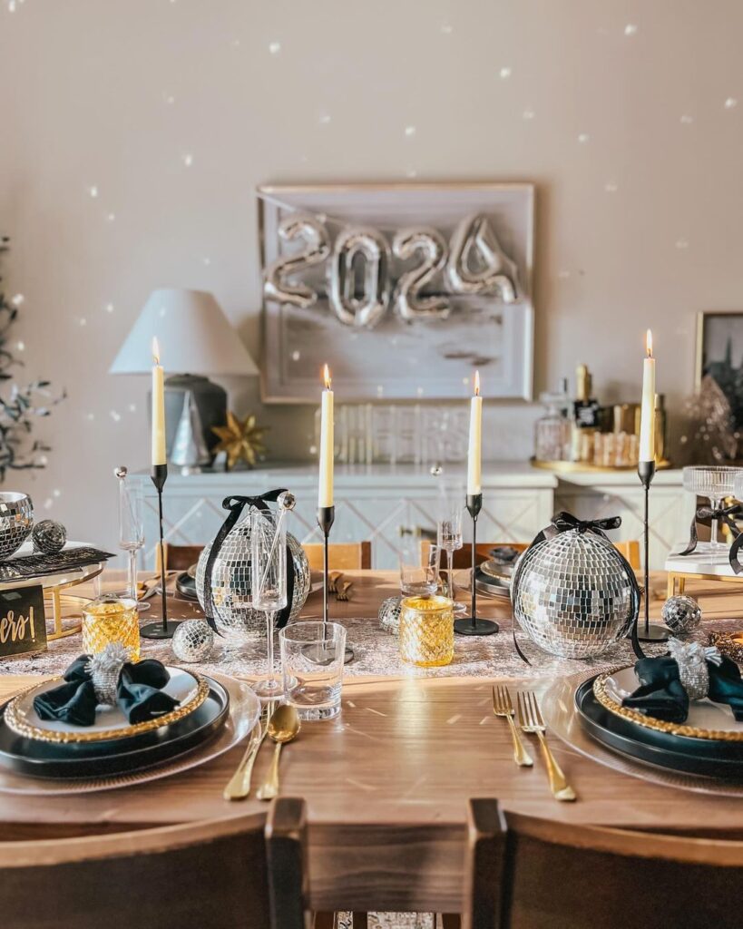 25 Super Chic New Years Table Decor Ideas You Should Try!