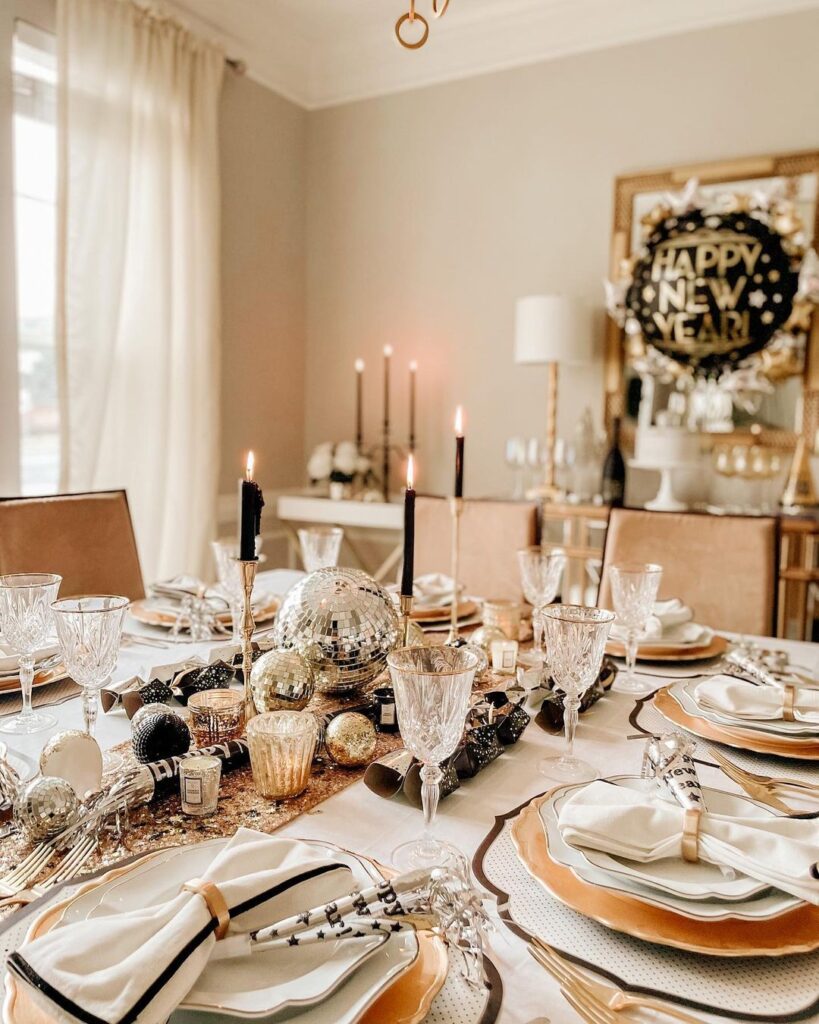25 Super Chic New Years Table Decor Ideas You Should Try!