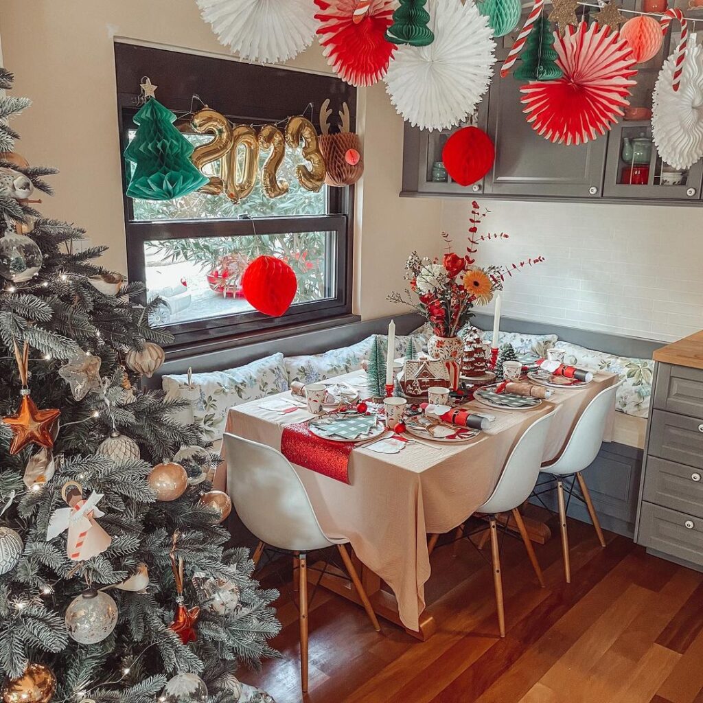 25 Super Chic New Years Table Decor Ideas You Should Try!