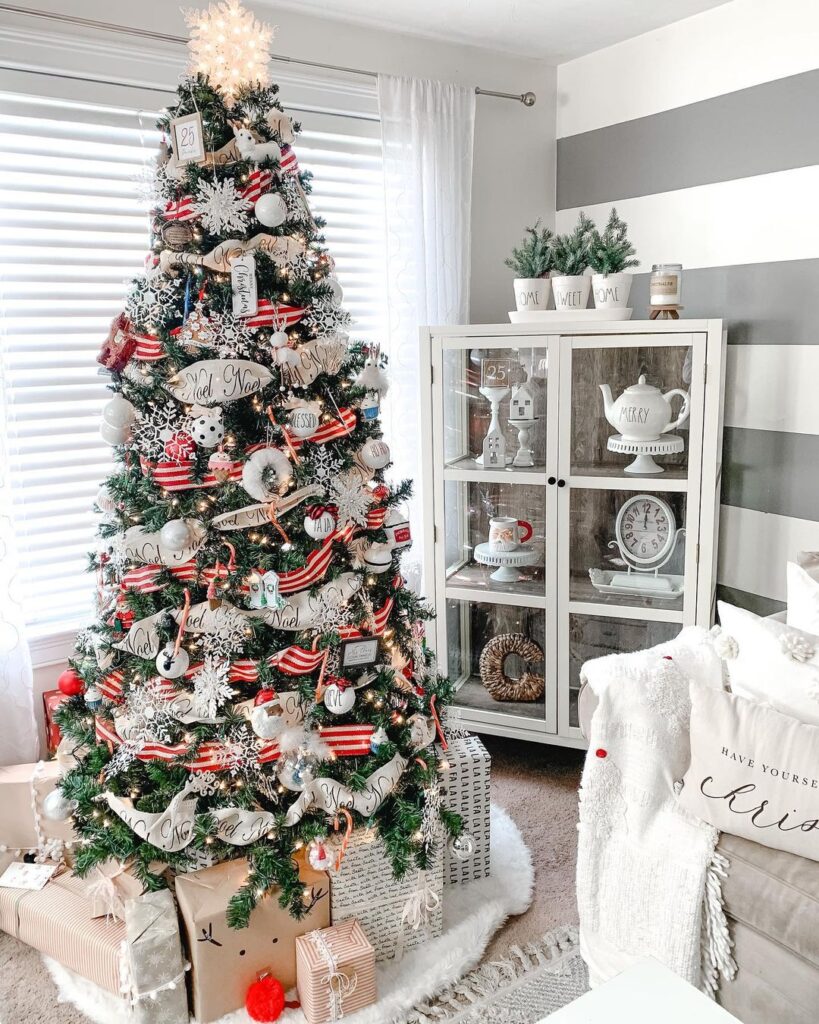 25 Rustic Farmhouse Christmas Tree Ideas You Will Love