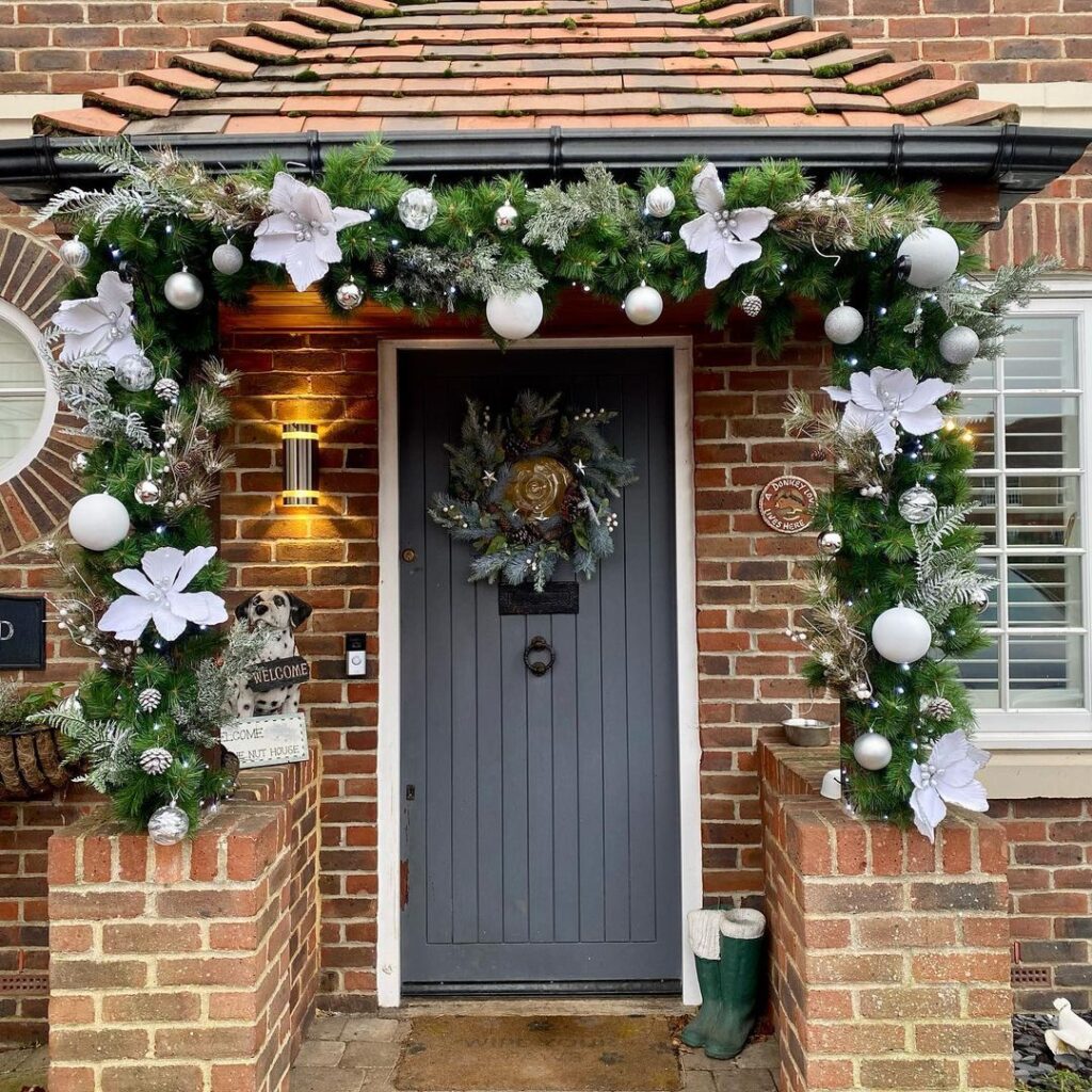 25 Beautiful and Gorgeous Christmas Door Garland Ideas