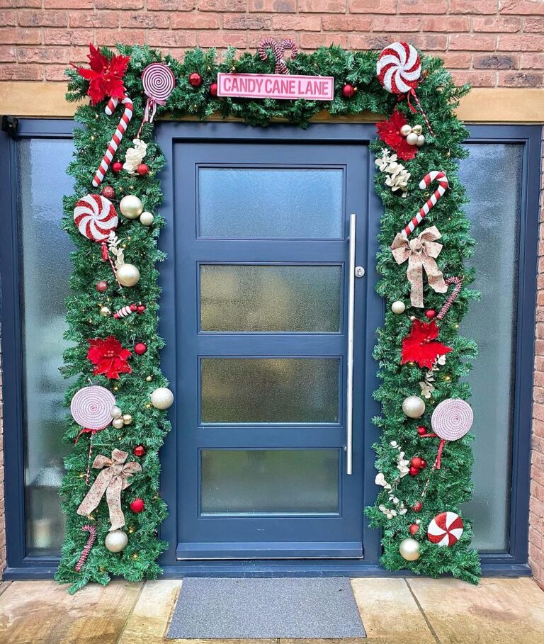 25 Beautiful and Gorgeous Christmas Door Garland Ideas