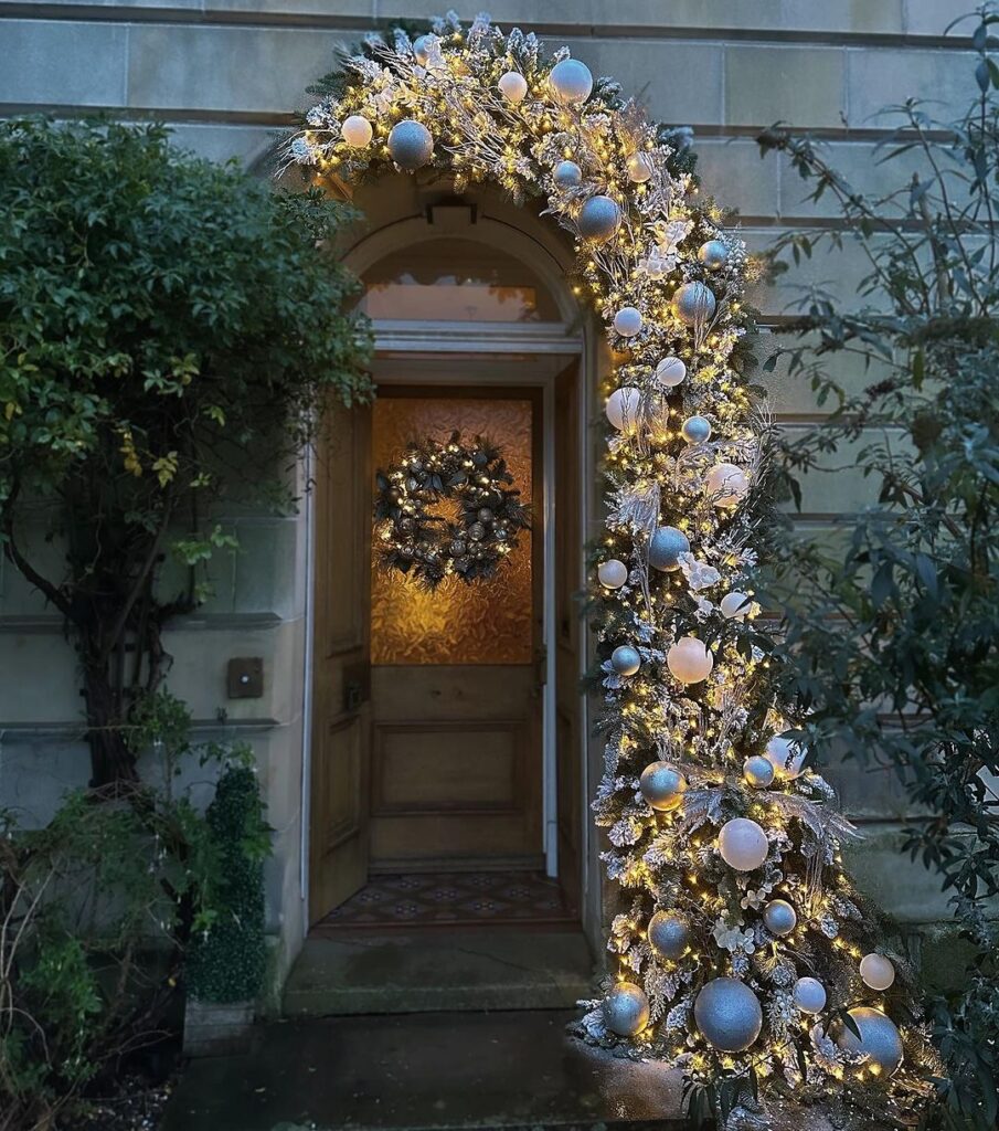 25 Beautiful and Gorgeous Christmas Door Garland Ideas