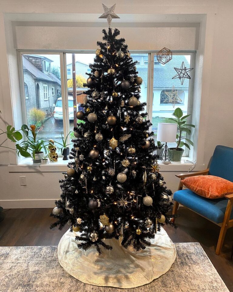 20 Bold And Dramatic Black Christmas Tree Ideas You Will Love