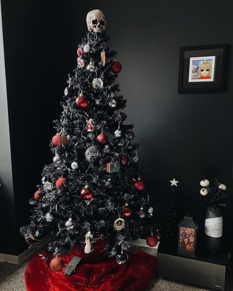 20 Bold And Dramatic Black Christmas Tree Ideas You Will Love