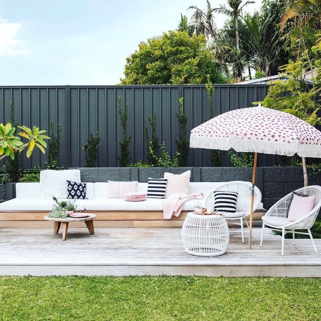 25 Chic And Coastal Poolside Decor Ideas You Need To See