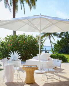 25 Chic And Coastal Poolside Decor Ideas You Need To See